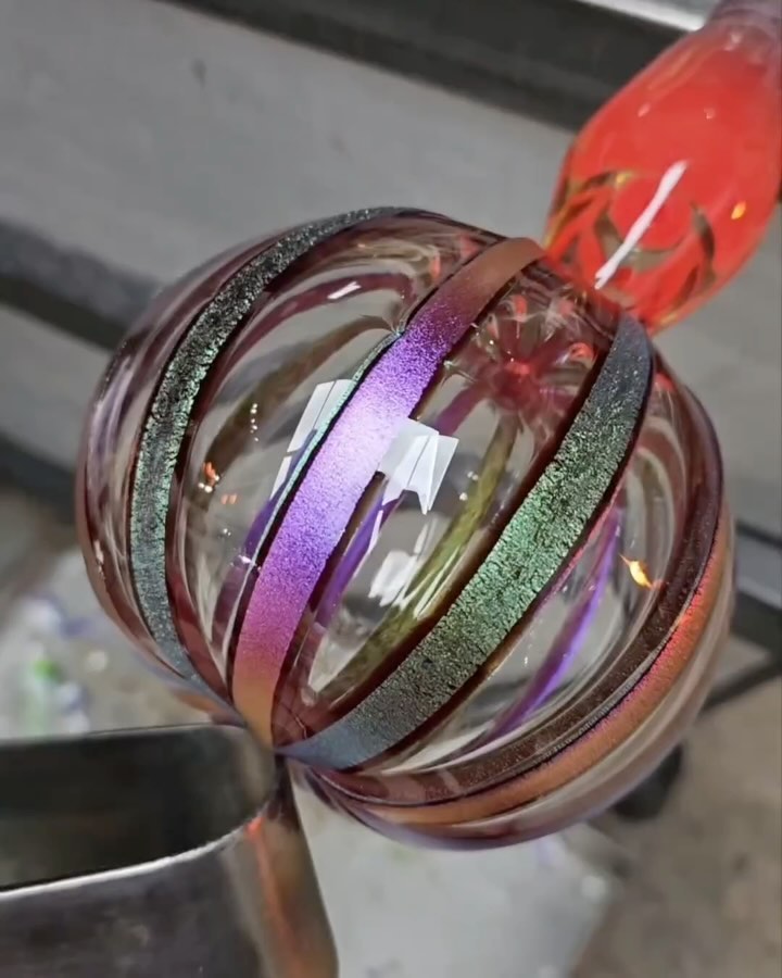 Video by ARTWORK DAILY🎨 on Pinno: Creatives hot melted glass artworks🍶 ...