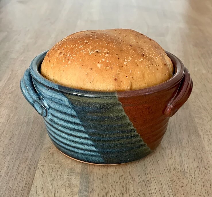 Ceramic.lovers 💙💙 on Pinno: 🍞🍞💙💚💙💚🤩👌 This beautiful ceramic bread ba...