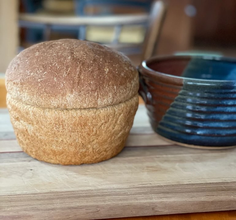 Ceramic.lovers 💙💙 on Pinno: 🍞🍞💙💚💙💚🤩👌 This beautiful ceramic bread ba...