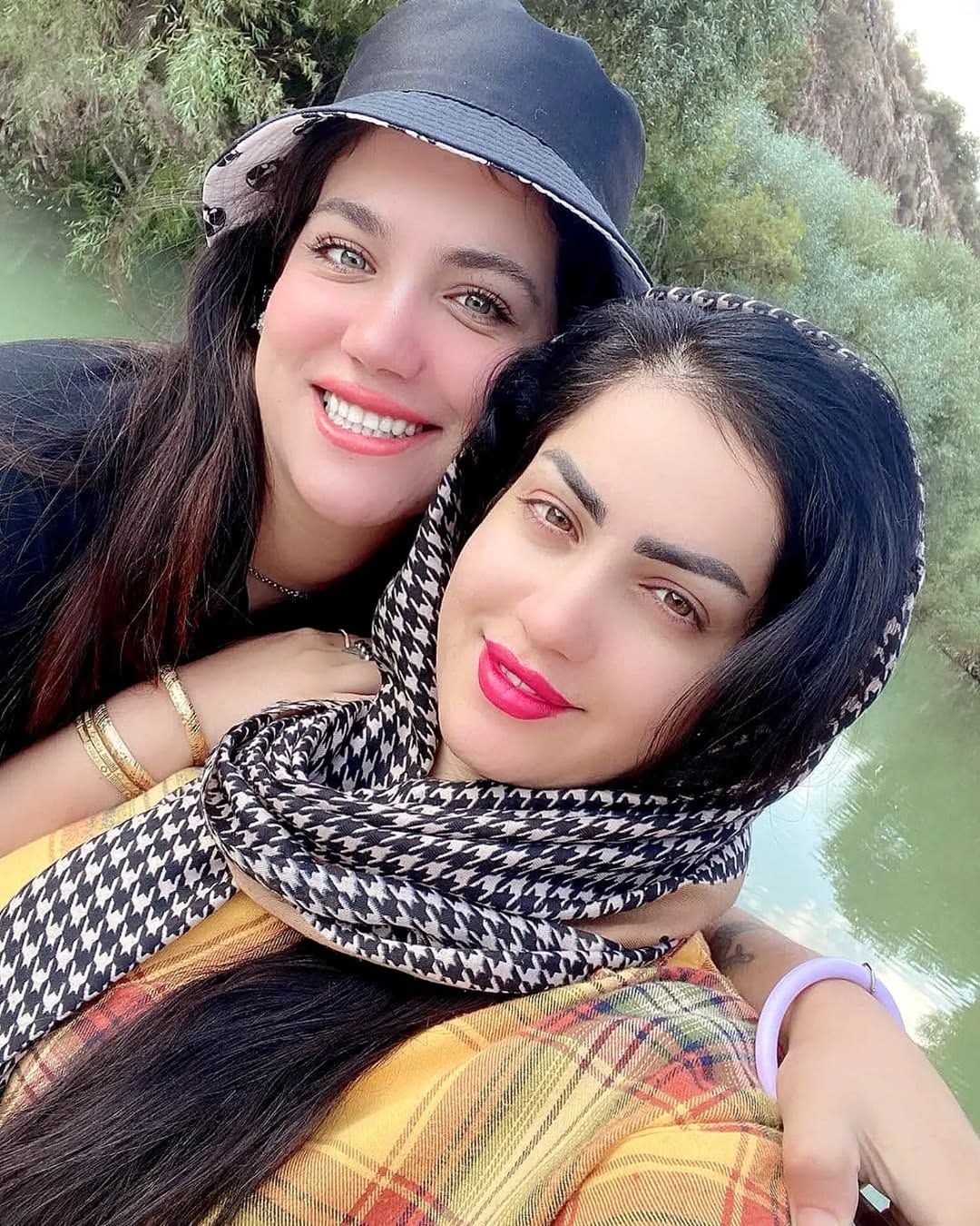 rojhalat_kurd1@instagram on Pinno: خواهرانه🤗😍