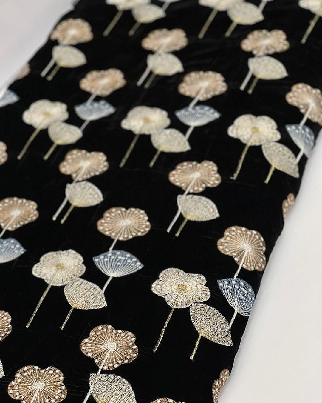 abrisham__textile_cfz2@instagram on Pinno: روزتون بخیر ورق بزنین مخمل های پرفروش شا...