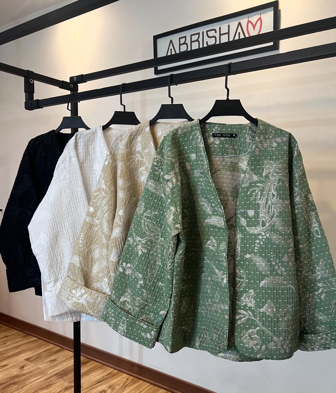 abrisham___mezon@instagram on Pinno: کت عروسکی مزون دوز پارچه ژاکارد خنک 😍🌸 ...